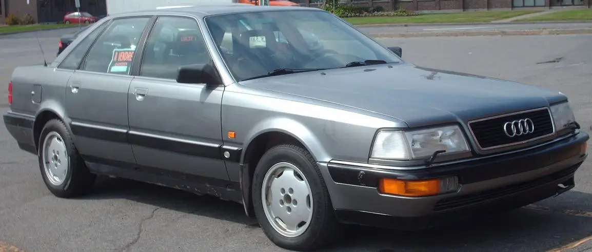 Audi V8: Potenza ed Eleganza in un'unica Berlina di Lusso